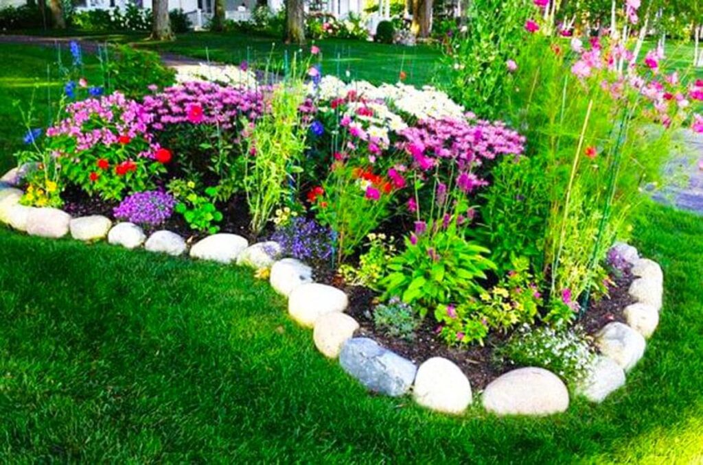 24 Eye-Catching Small Gardens for Stunning Fronts