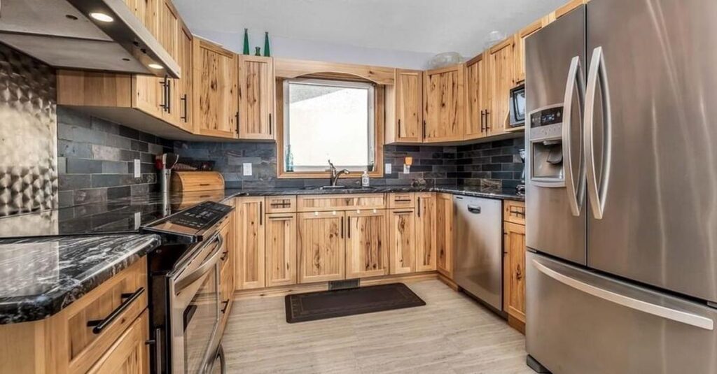 12 Best Color Schemes for Hickory Cabinet Kitchens