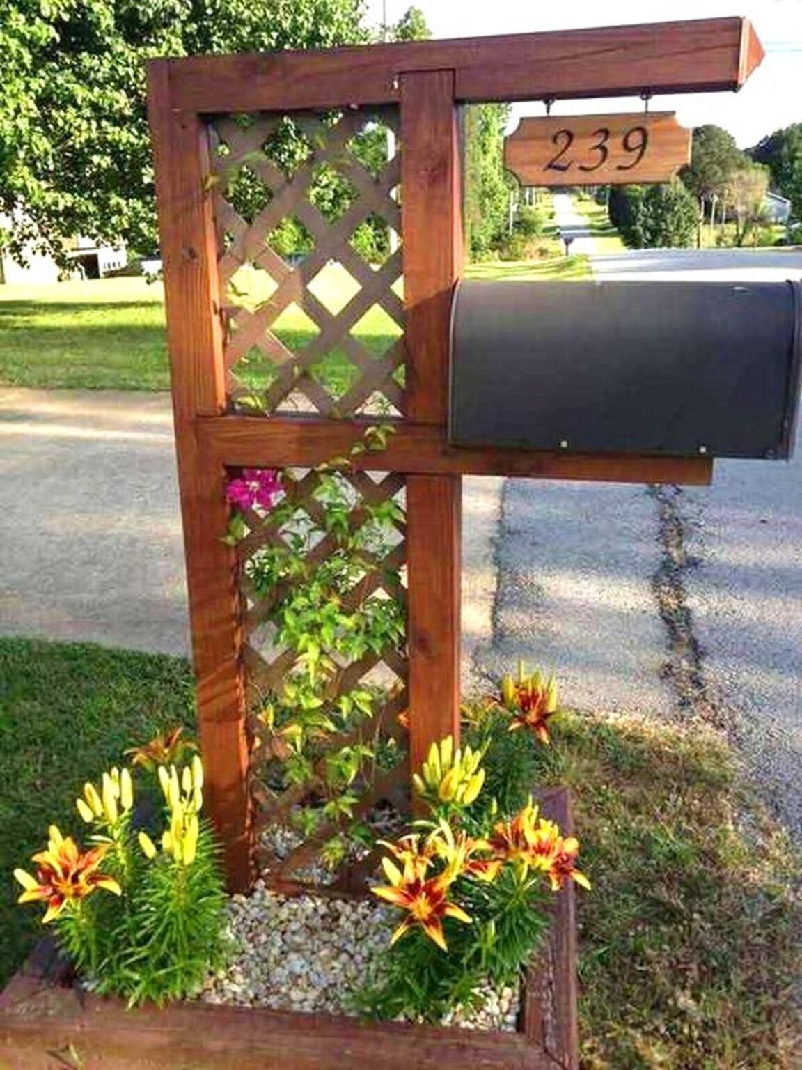 26 Mailbox Landscapes with Stunning Flower Beds