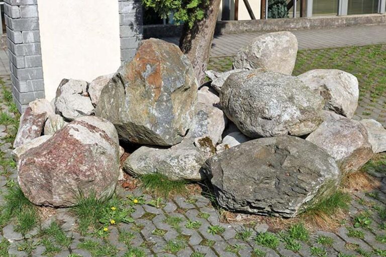 13 Creative Boulders Landscaping Ideas for Gorgeous Yard