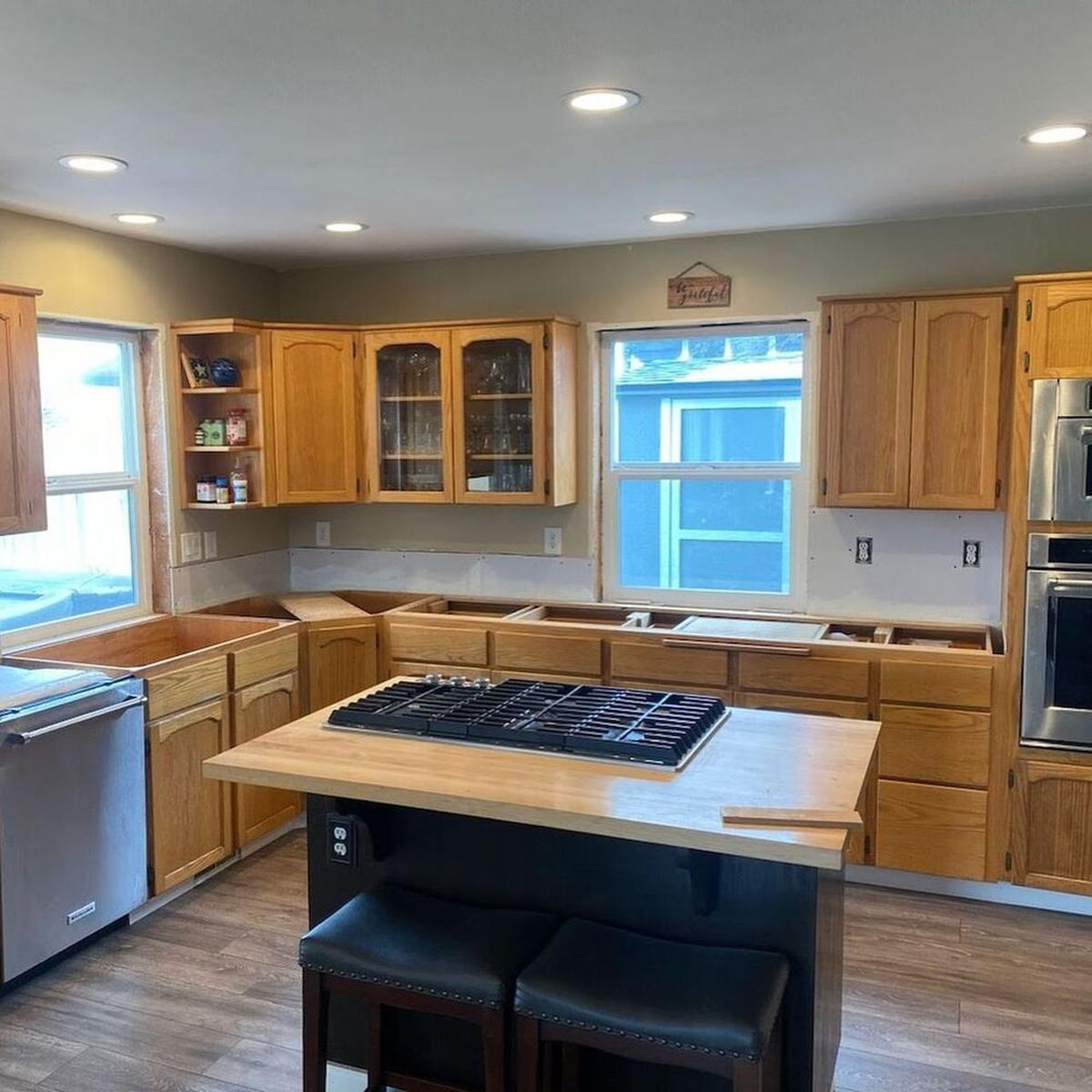 12 Best Color Schemes for Hickory Cabinet Kitchens