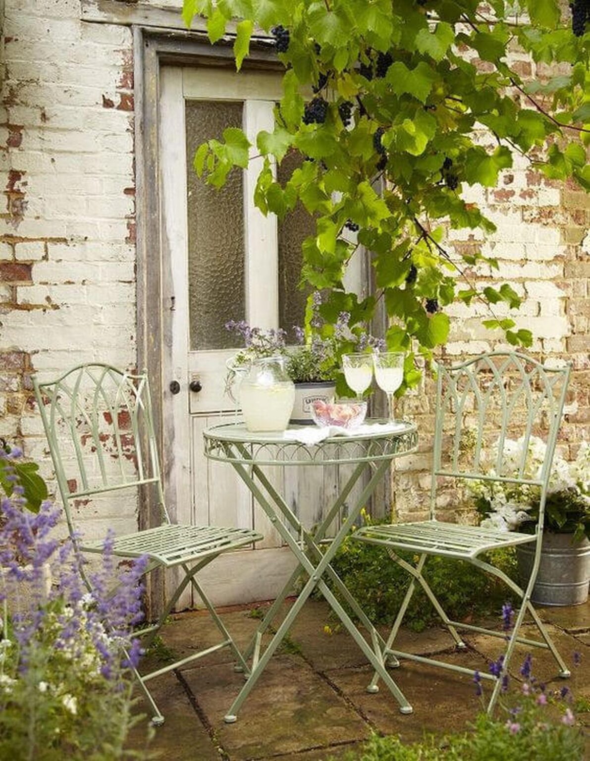 25 Chic Bistro Set Garden Landscaping Ideas to Create a Cozy Outdoor Nook