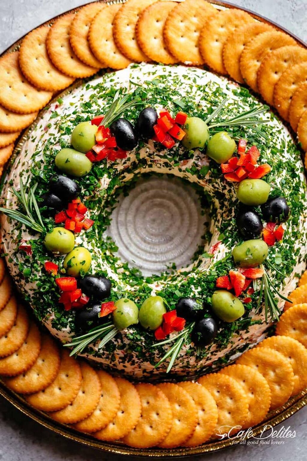 21 Delicious Christmas Cheese Ball Appetizers