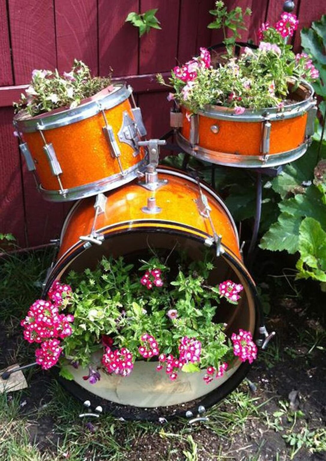 25 Brilliant Repurposed Decorating Ideas to Elevate Your Front Yard’s Style
