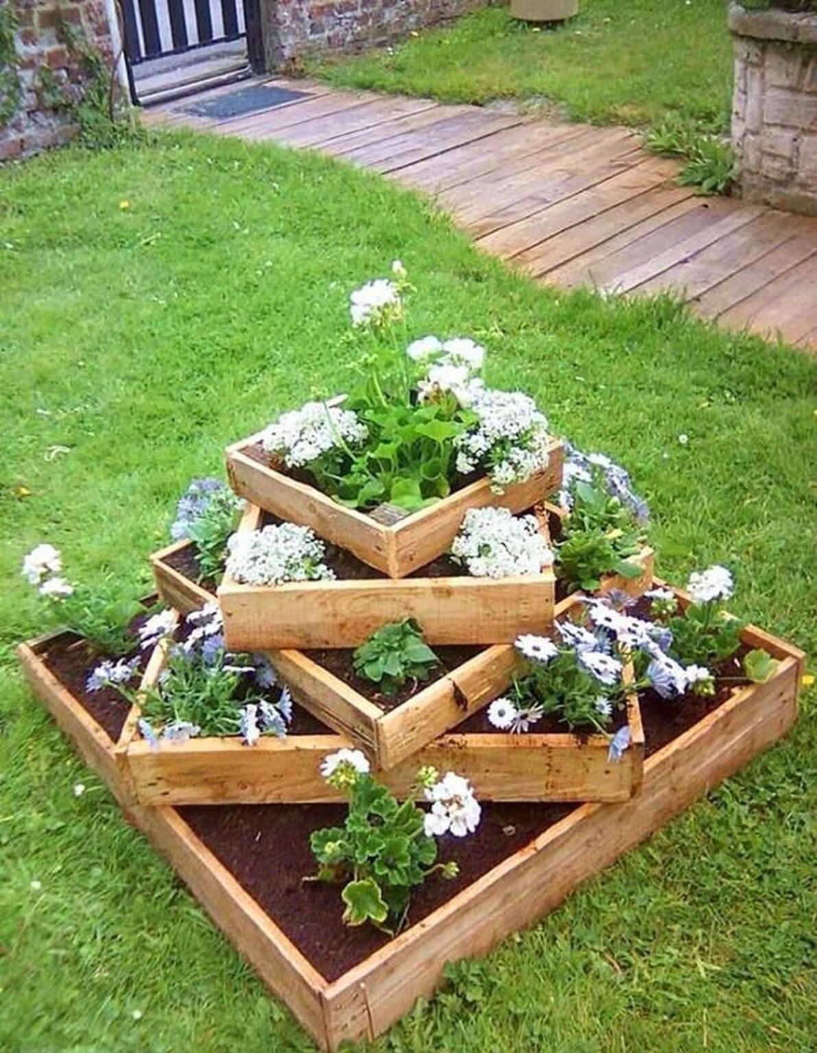 19 Amazing Tiered Planters to Make Your Yard Beautiful