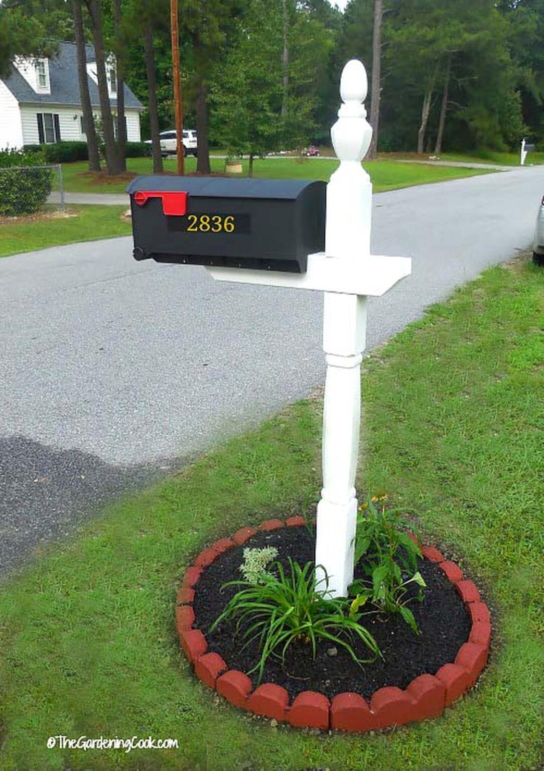 26 Mailbox Landscapes with Stunning Flower Beds