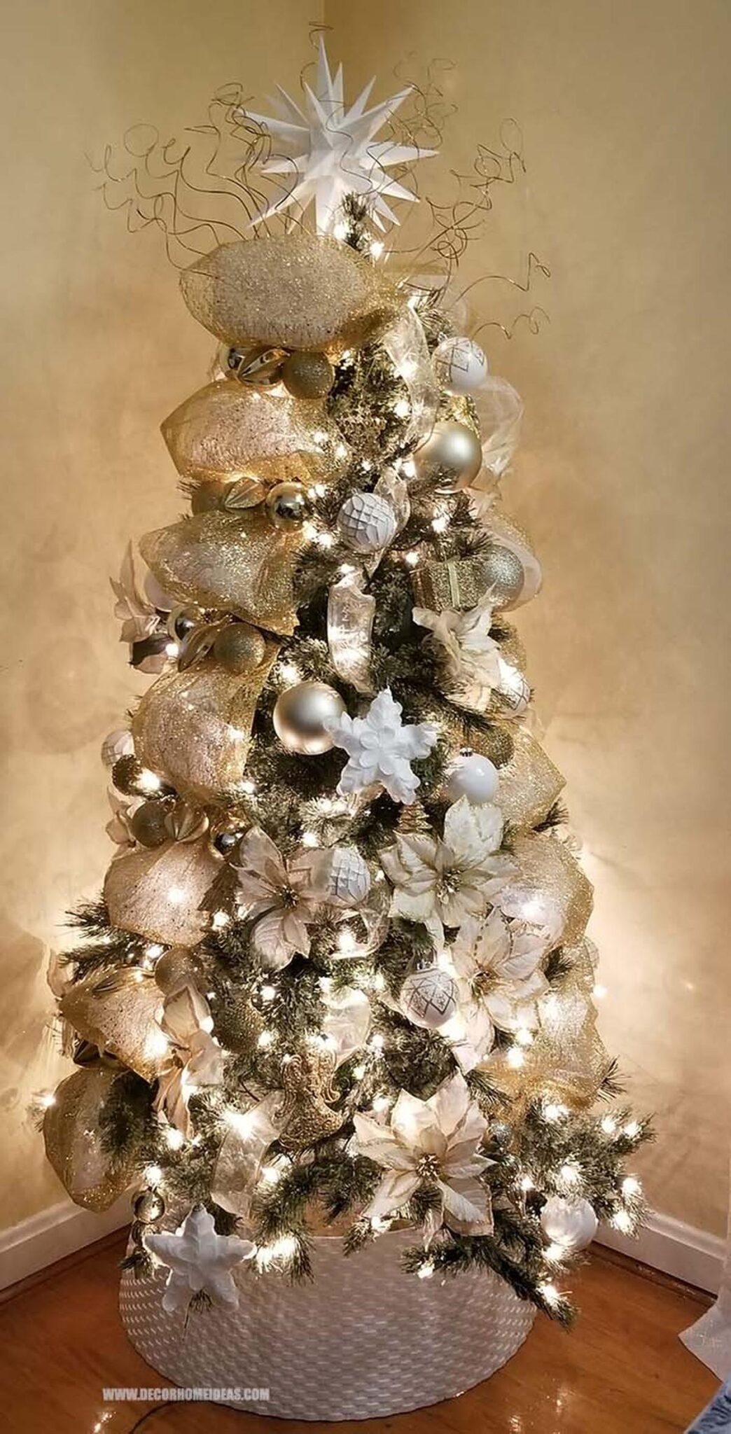 22 Sparkling Silver and Gold Christmas Decors for the Holidays