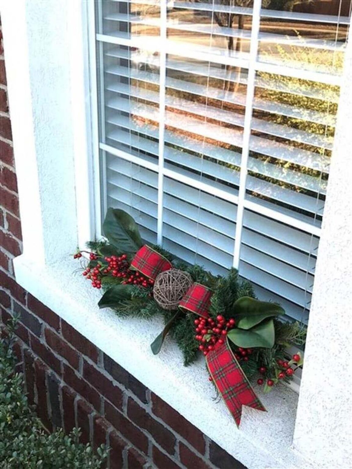 20 Charming Christmas Window Decor Ideas