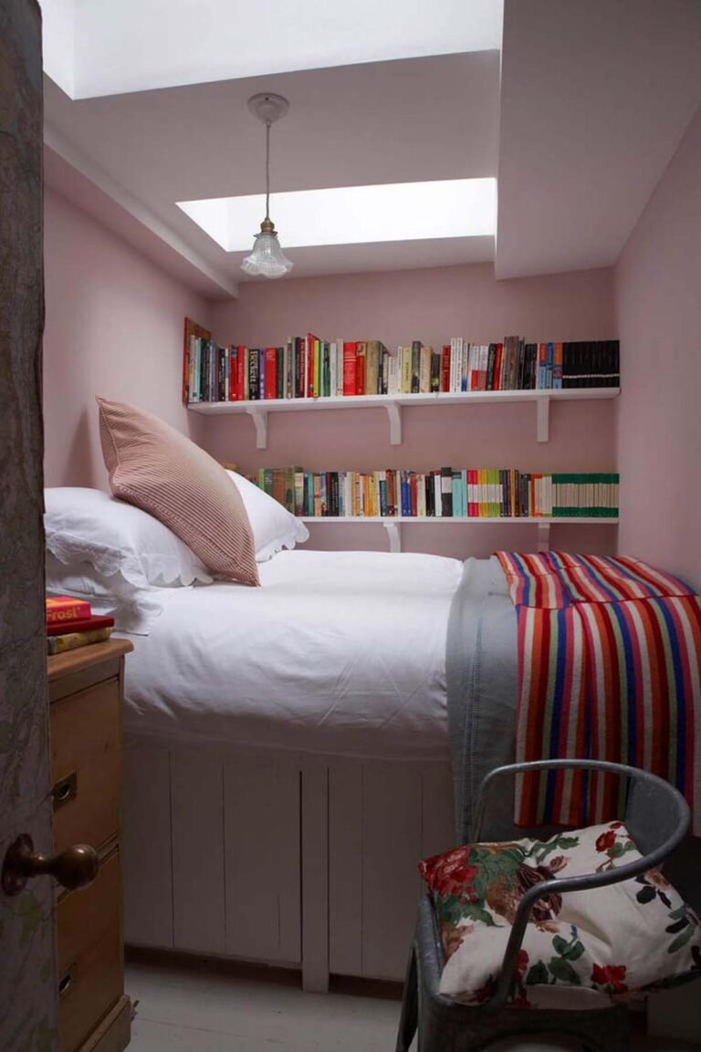 37 Smart Small Bedroom Layouts That Save Space