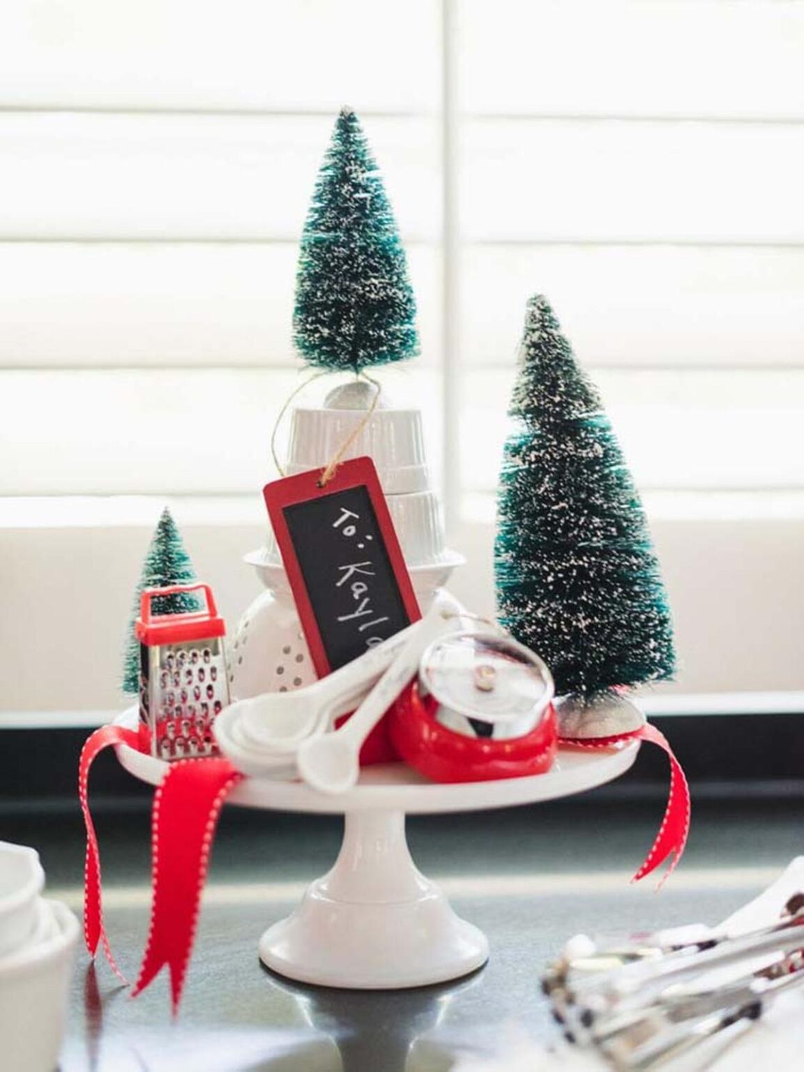 20 Festive Christmas Cake Stand Styles