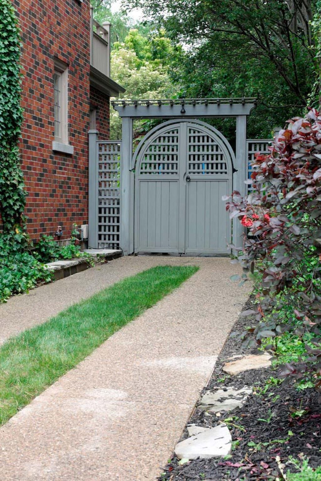 25 Concrete Driveway Designs for a Modern Home
