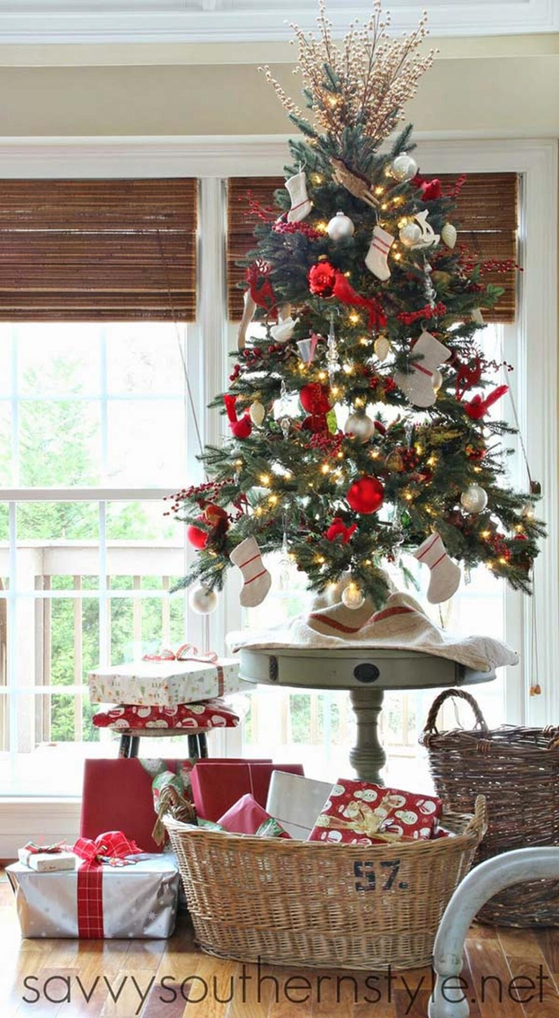 19 Gorgeous Tabletop Christmas Trees