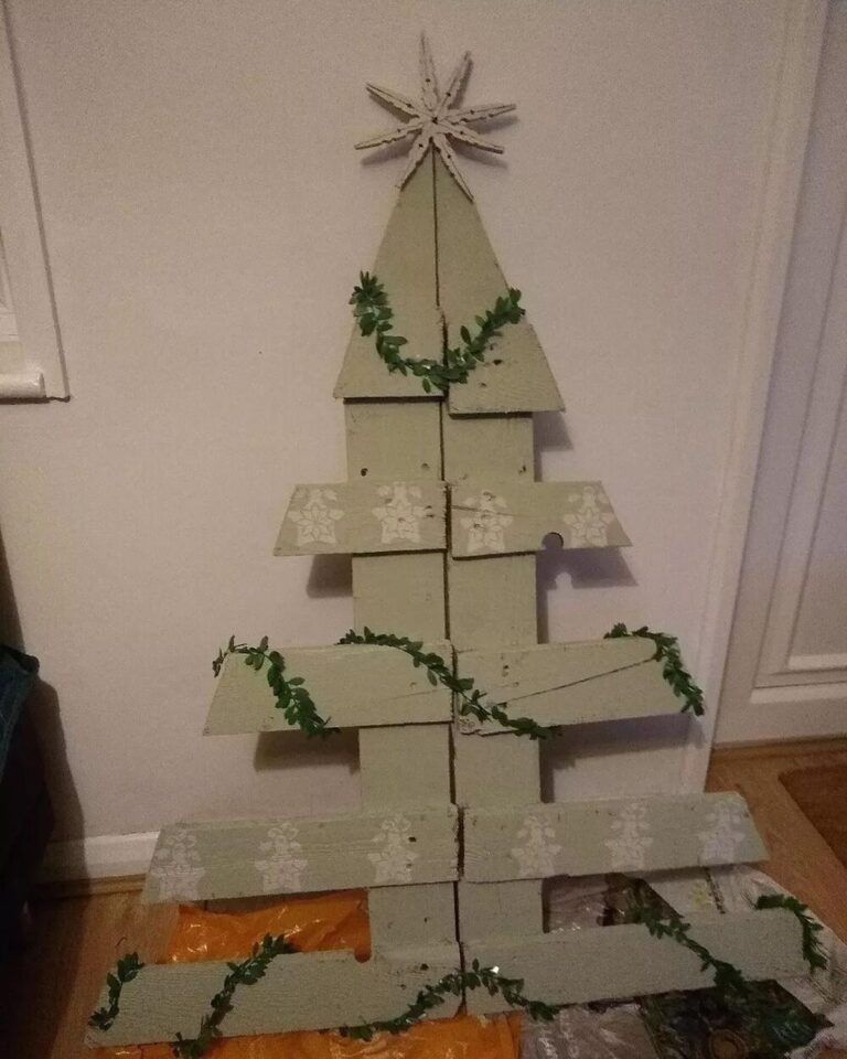 25 Creative Wooden Christmas Tree Projects