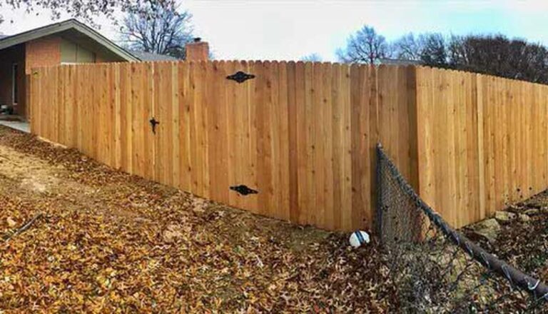 42 Top Privacy Fence Designs for Peaceful Backyards