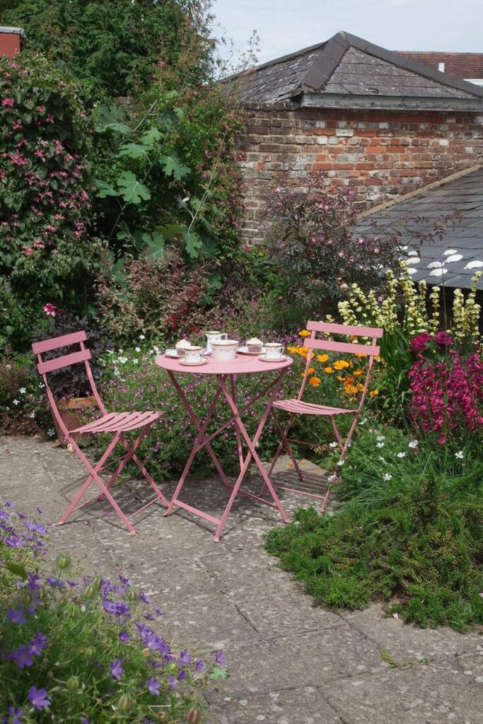 25 Chic Bistro Set Garden Landscaping Ideas to Create a Cozy Outdoor Nook