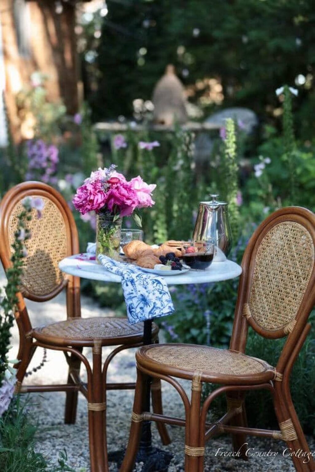 25 Chic Bistro Set Garden Landscaping Ideas to Create a Cozy Outdoor Nook