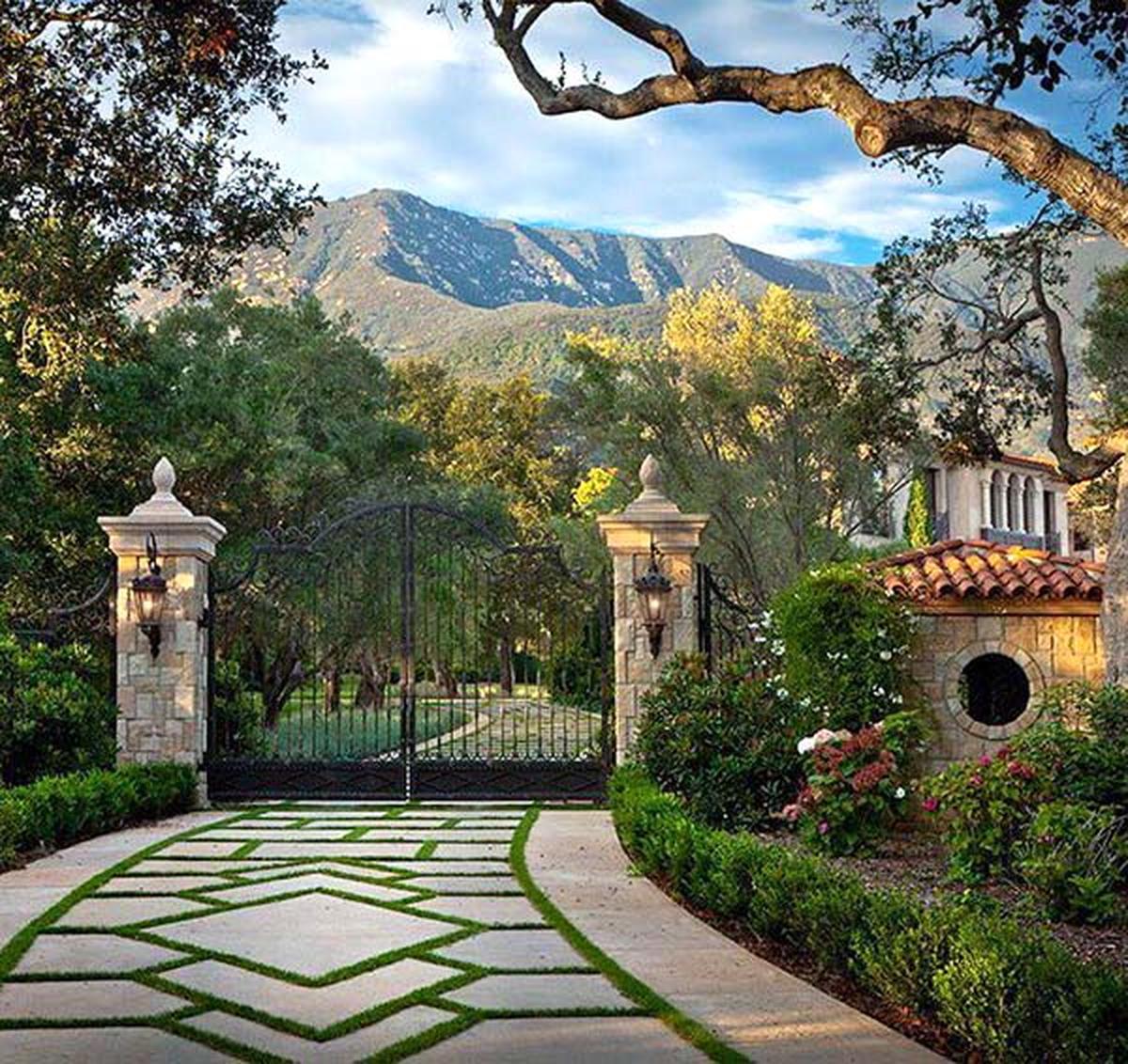 30 Creative Driveway Gate Ideas for a Grand Entry
