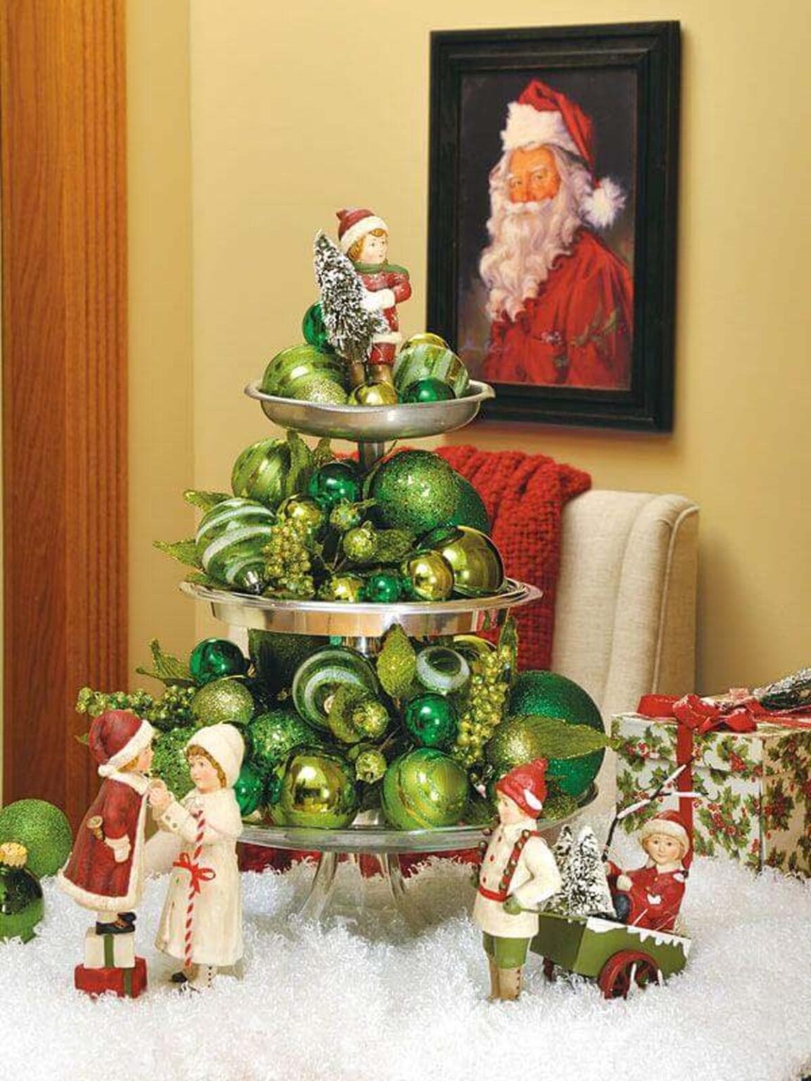 20 Festive Christmas Cake Stand Styles