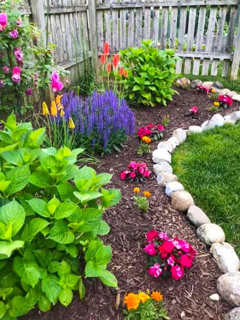 24 Eye-Catching Small Gardens for Stunning Fronts