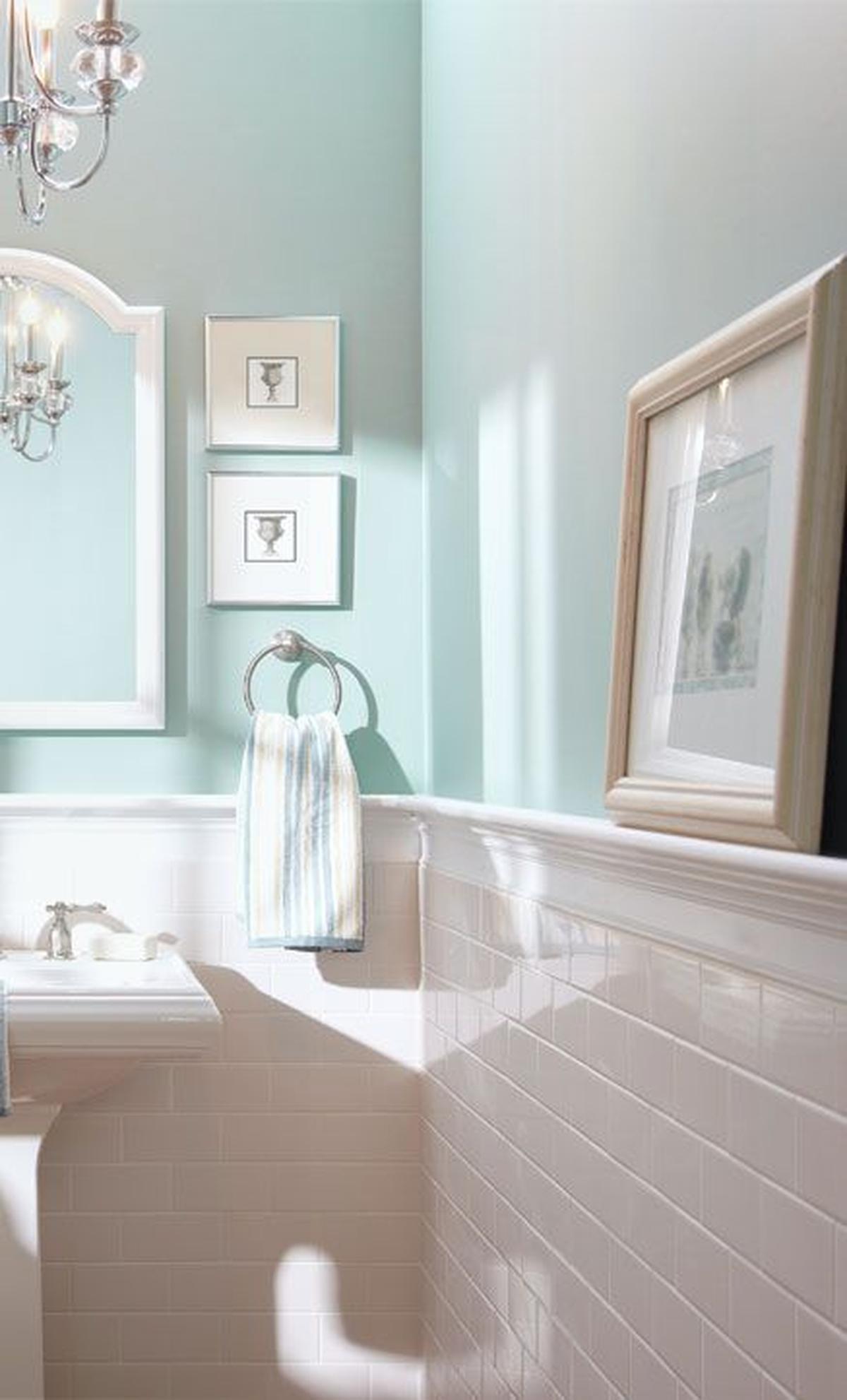 11 Ideal Paint Colors for Windowless Small Bathrooms