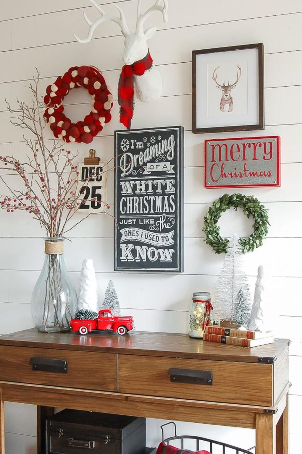 25 Stunning Christmas Entryway Decor Ideas
