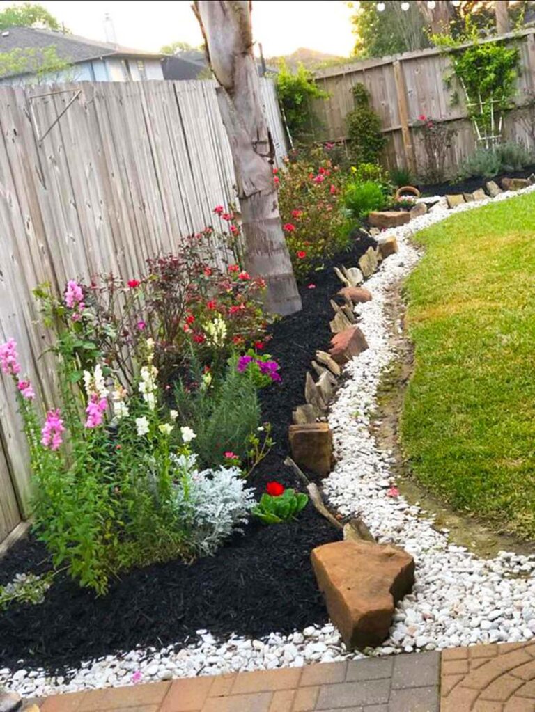 24 Eye-Catching Small Gardens for Stunning Fronts