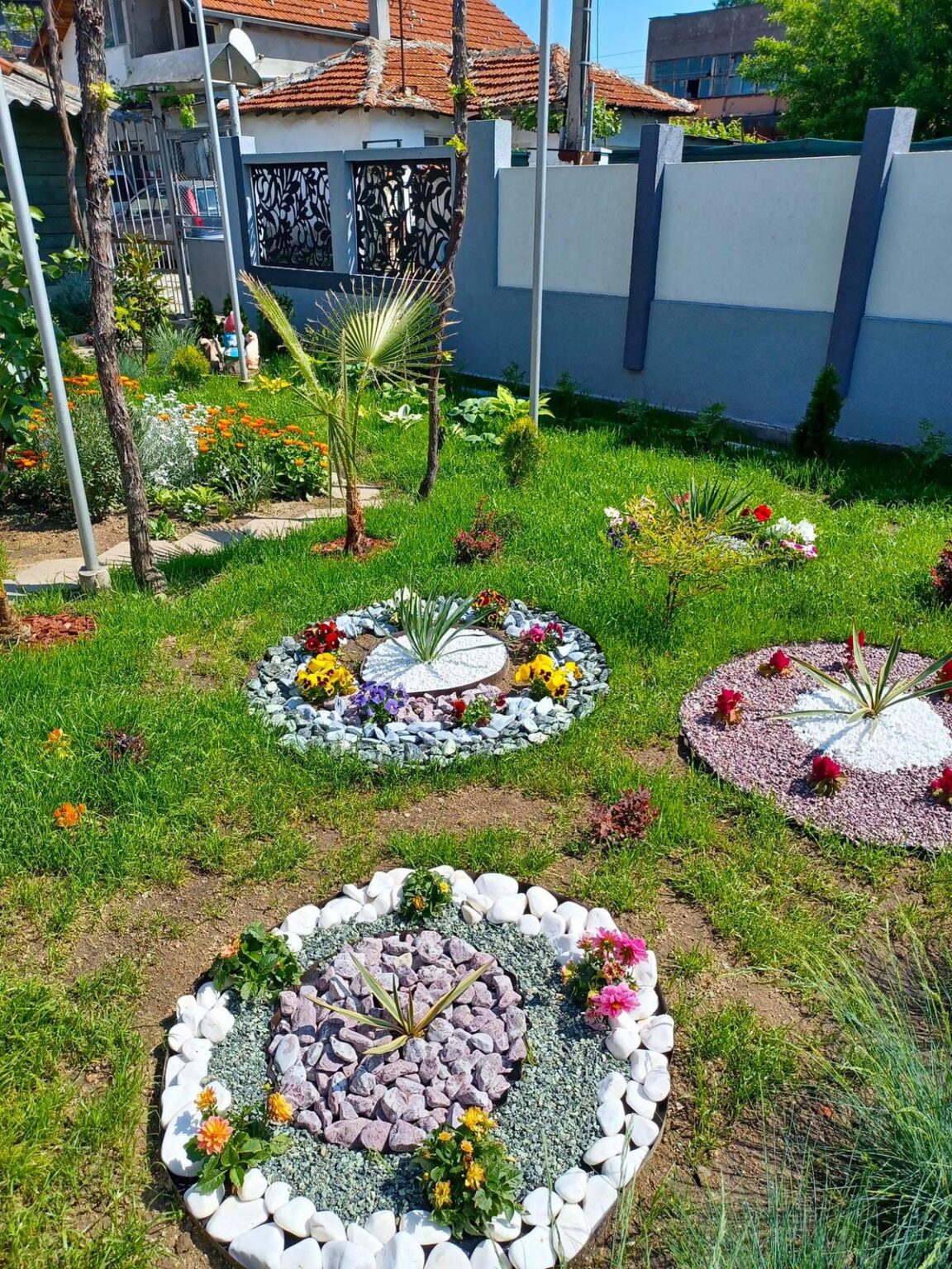 20 Easy Small Rock Garden Designs for Low Maintenance