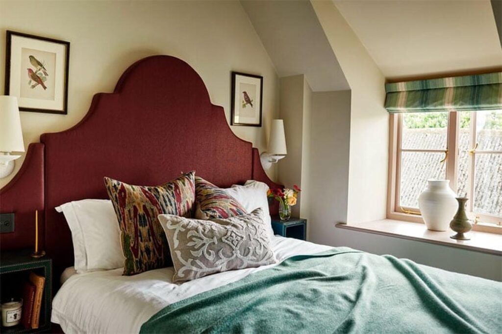 17 Amazing Colors to Elevate Your Maroon Decor