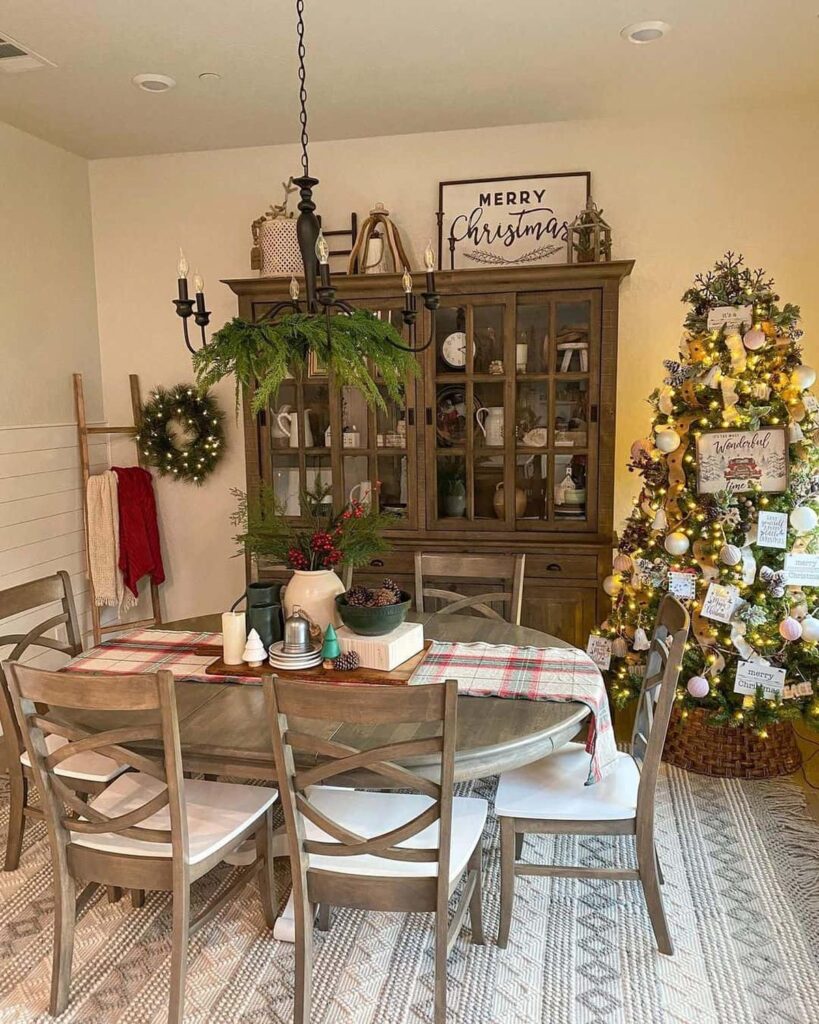 35 Chandelier Christmas Decor Ideas for Glamorous Holiday ...