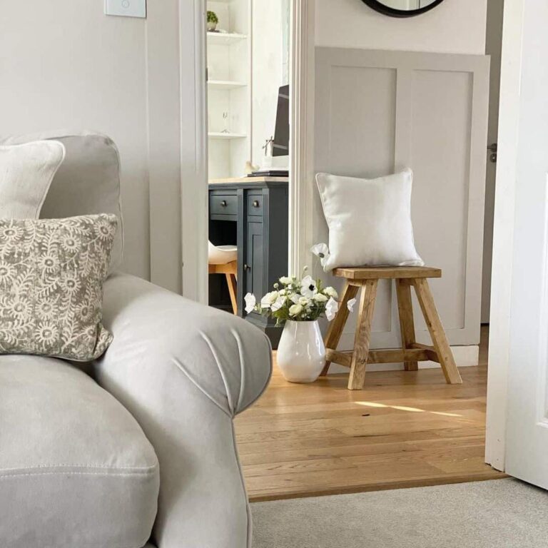 22 Living Room Wainscoting Designs for a Grand Look -Architectural ...