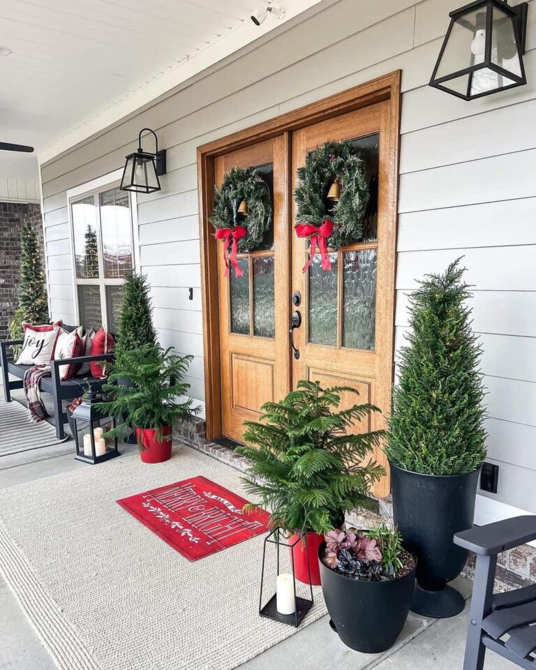 34 Festive Christmas Front Door Decorations to Welcome Guests ...