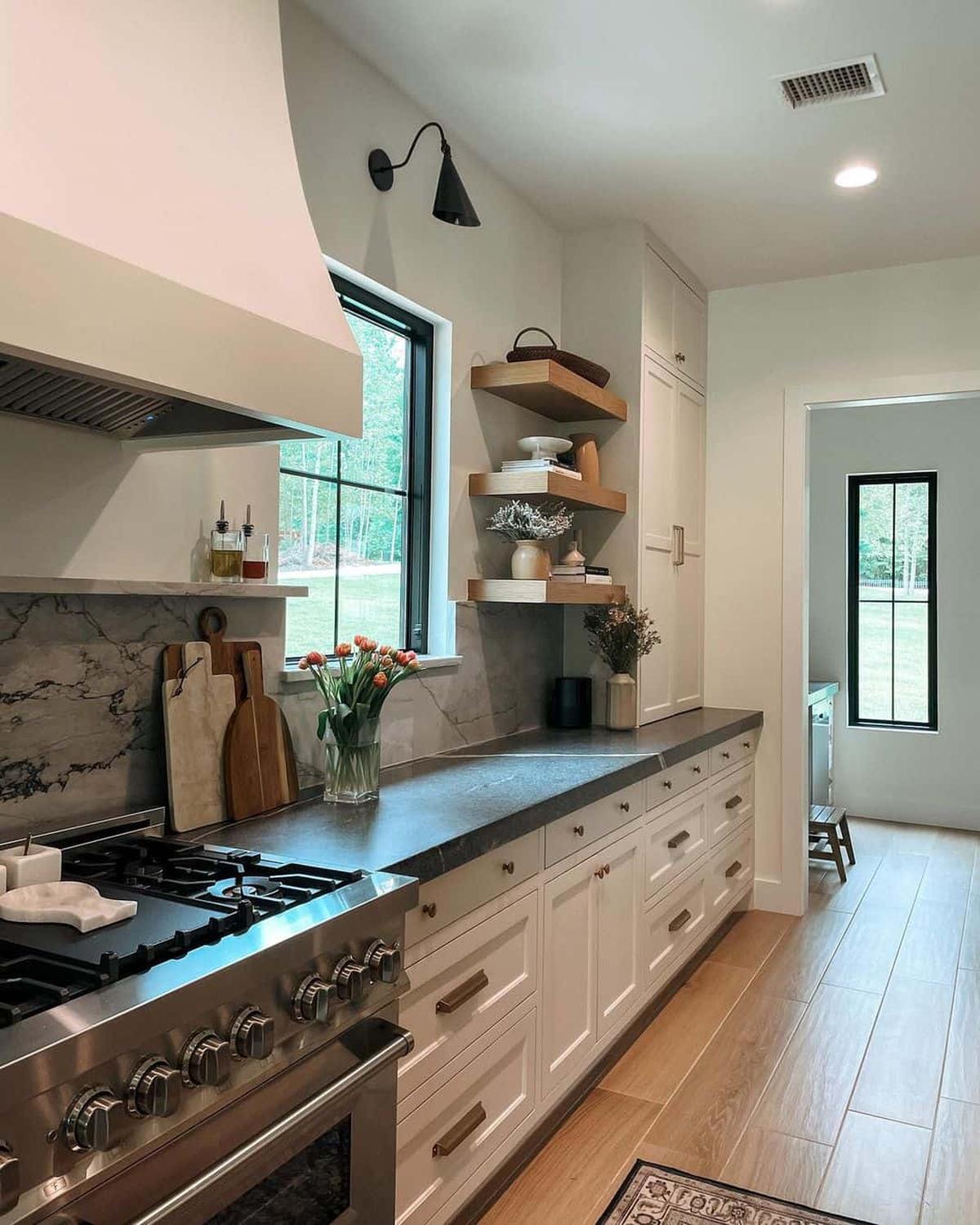 11 Floating Shelf Ideas by Range Hoods for a Modern and Stylish Kitchen ...