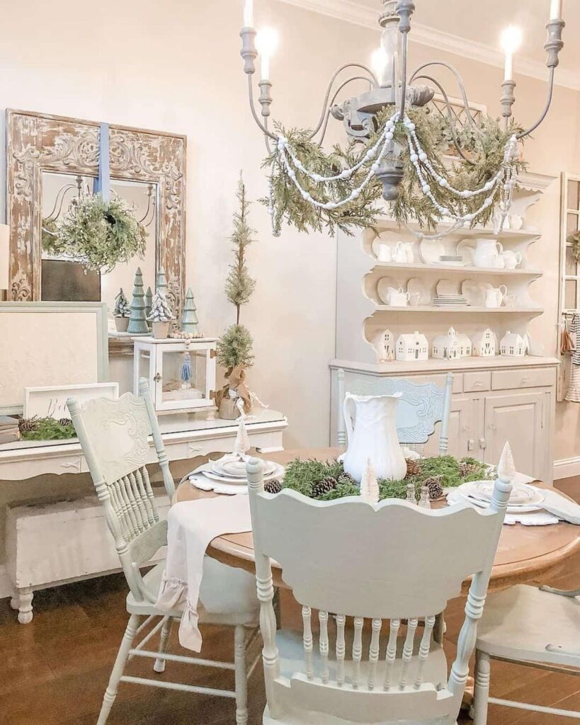 35 Chandelier Christmas Decor Ideas for Glamorous Holiday ...