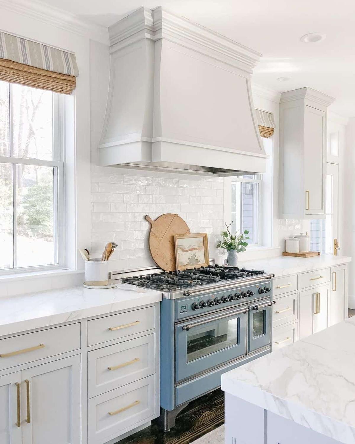 9 Elegant Grey Kitchen Cabinets That Shine with Gold Accents ...