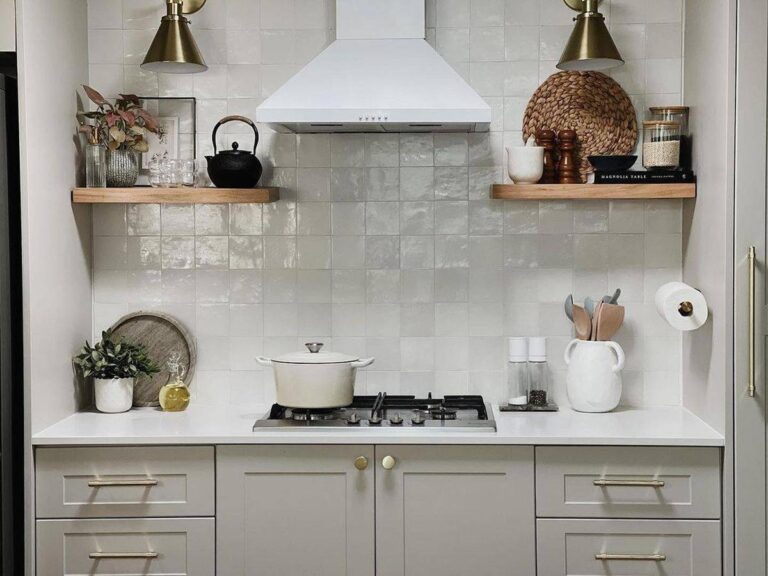 11 Floating Shelf Ideas by Range Hoods for a Modern and Stylish Kitchen ...