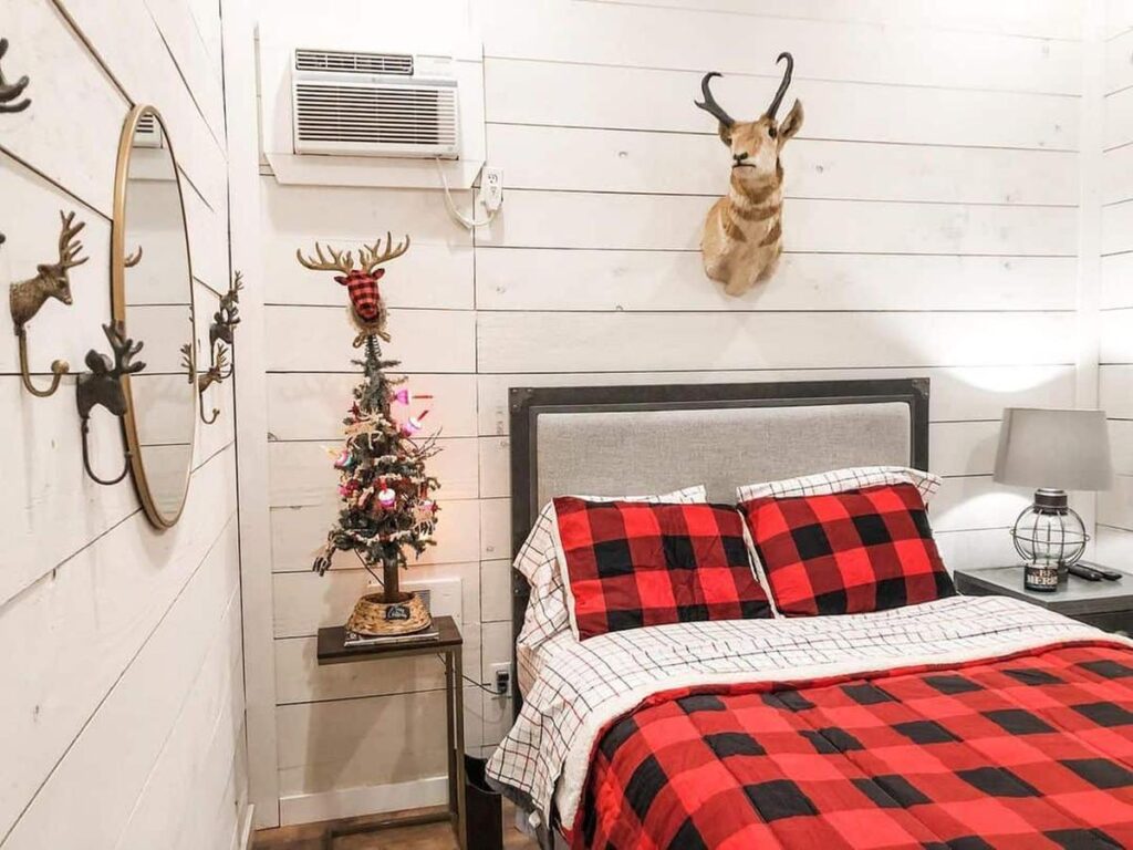 30 Vibrant Red Bedroom Ideas for a Striking, Bold Look -Architectural ...