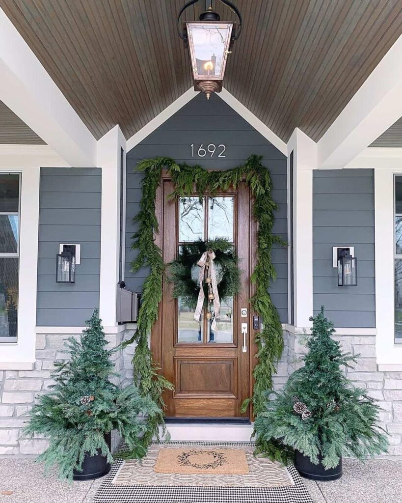 34 Festive Christmas Front Door Decorations to Welcome Guests ...