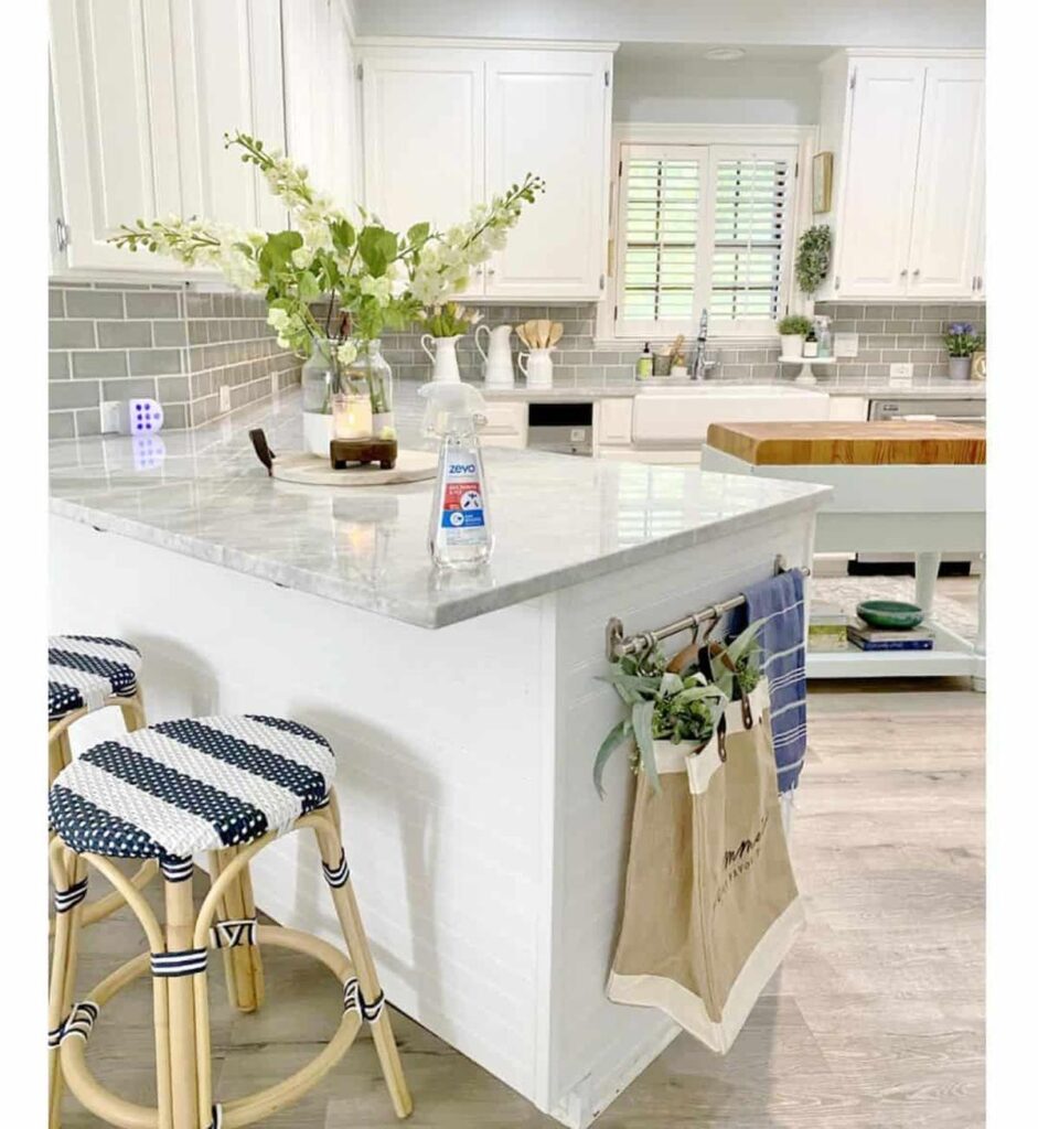 35 Practical Kitchen Peninsula Designs for Every Style -Architectural ...