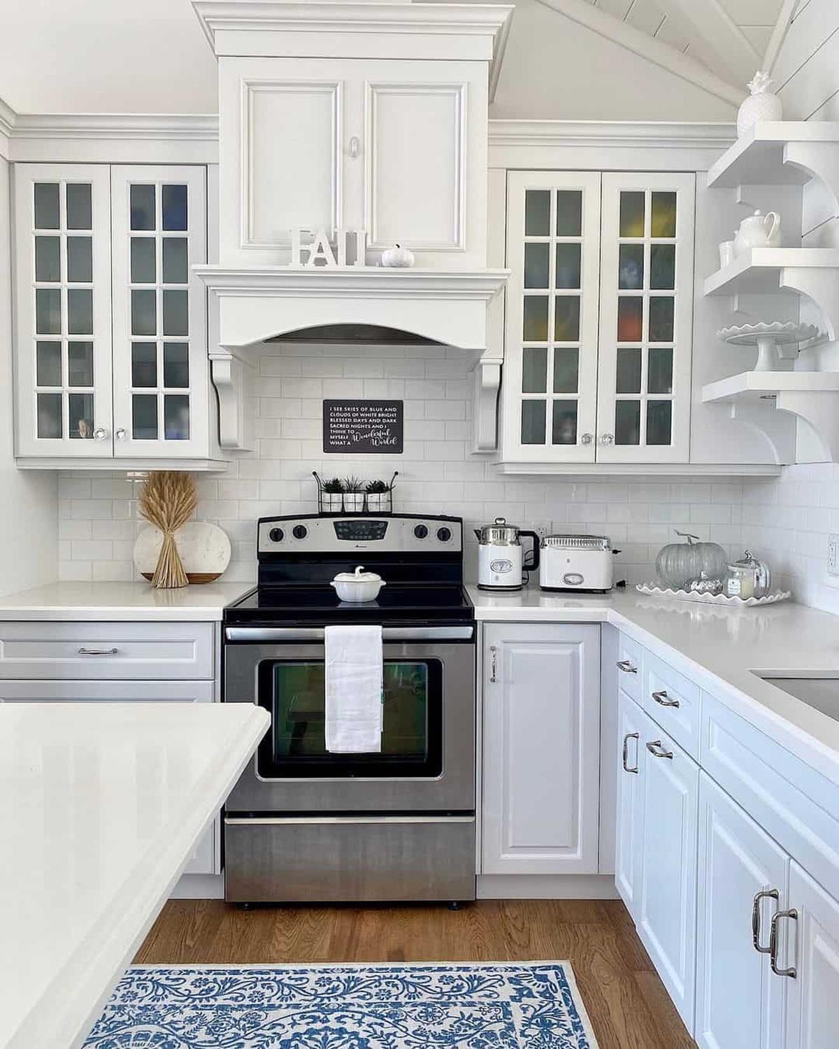 11 Floating Shelf Ideas by Range Hoods for a Modern and Stylish Kitchen ...