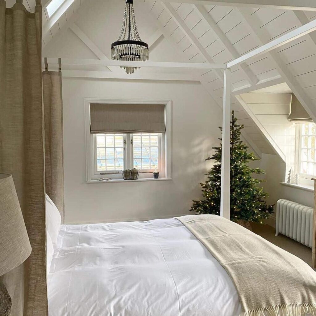 20 Cozy Vaulted Ceiling Bedroom Ideas You’ll Love -Architectural Foundation