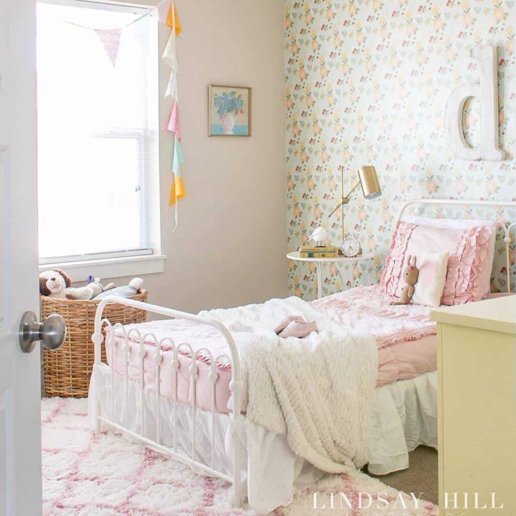 35 Playful and Cute Wallpaper Designs for Girls of All Ages ...