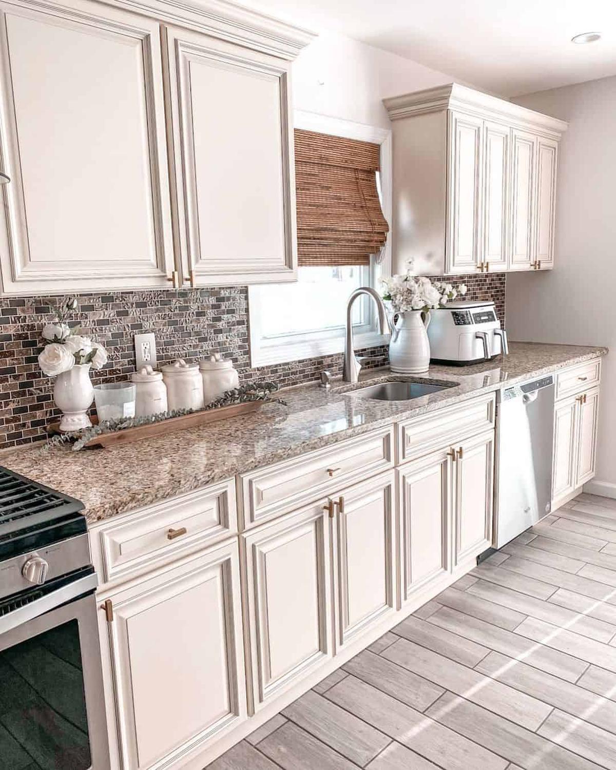 31 Creative Kitchen Baseboard Molding Ideas for a Polished Look ...