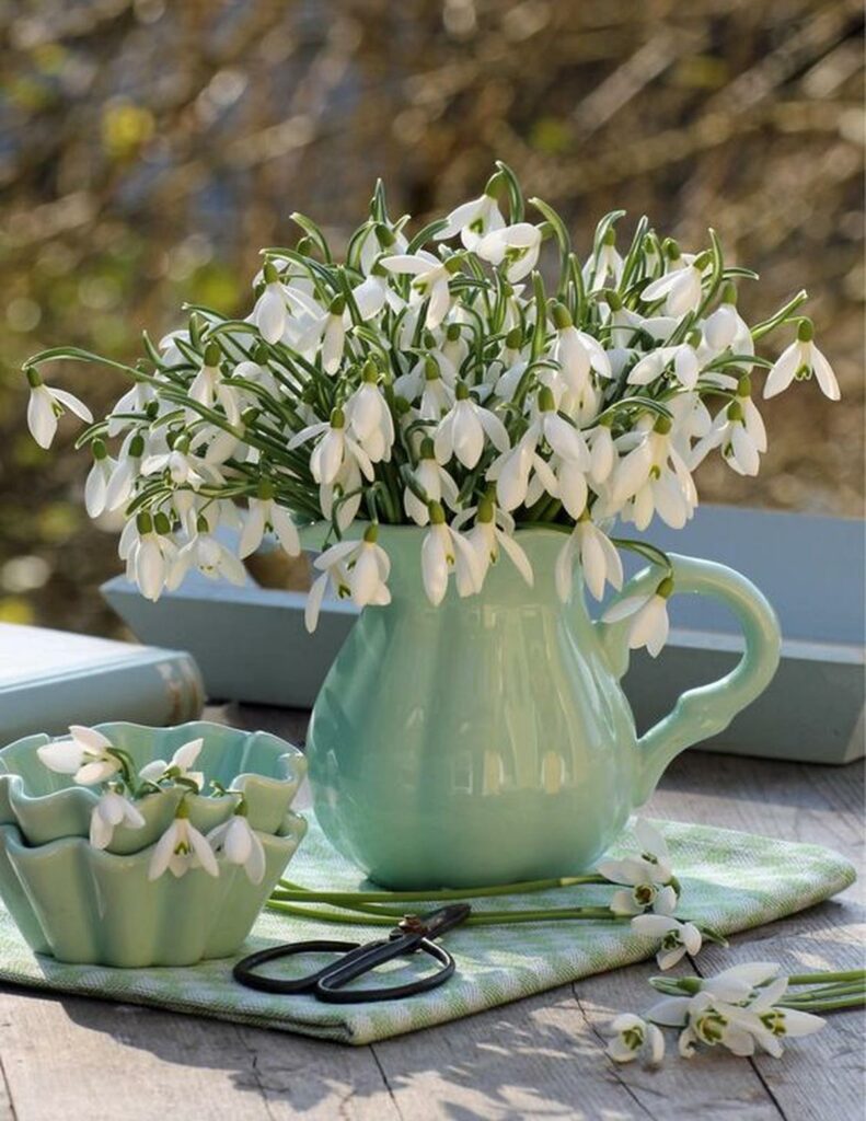 40 Enchanting Spring Centerpieces For Every Tablescape
