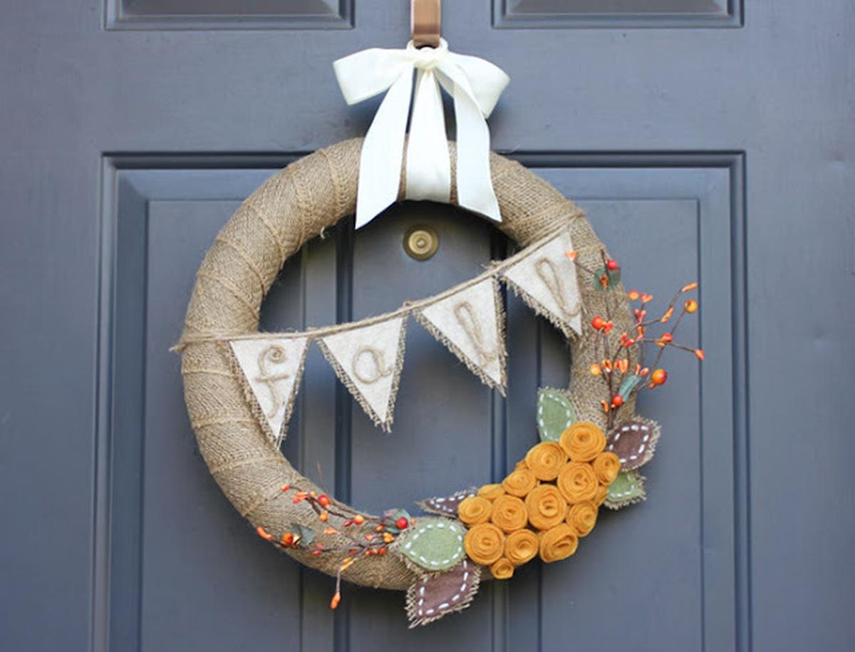 10 Charming DIY Burlap Fall Wreaths for Warm Doorways