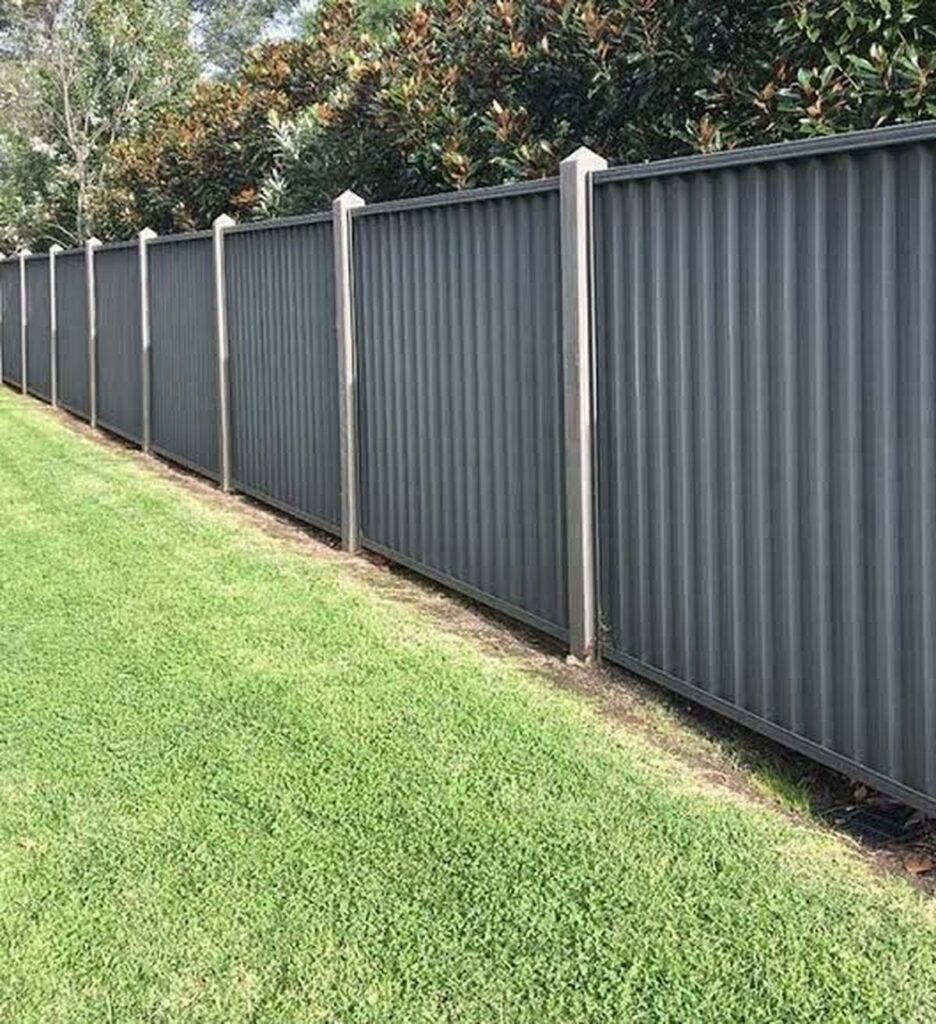 39 Elegant Metal Fence Designs with Pros and Cons