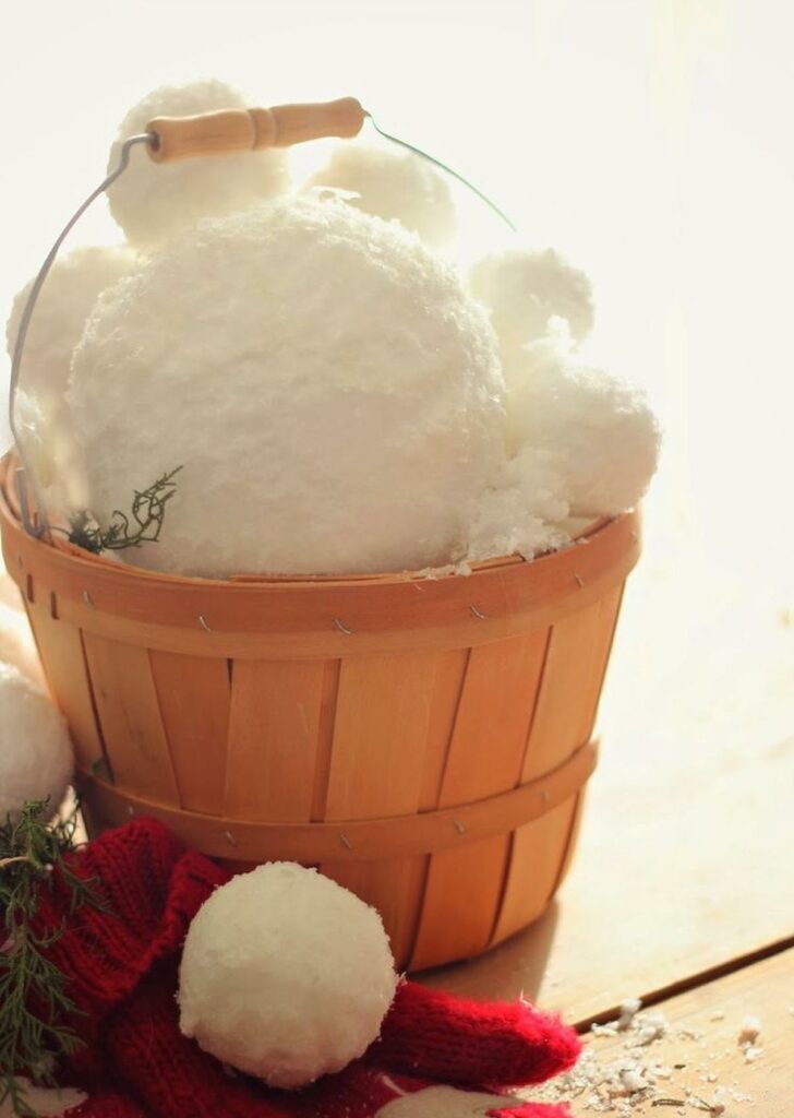 44 Enchanting Snowball Decor Ideas For Winter Holidays