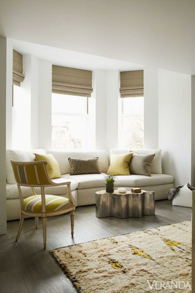 25 Bay Window Inspirations for Inviting Living Rooms