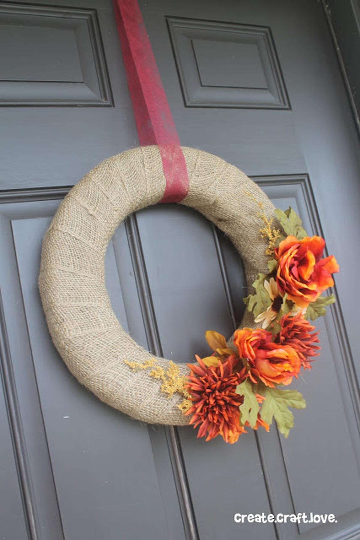 10 Charming DIY Burlap Fall Wreaths for Warm Doorways
