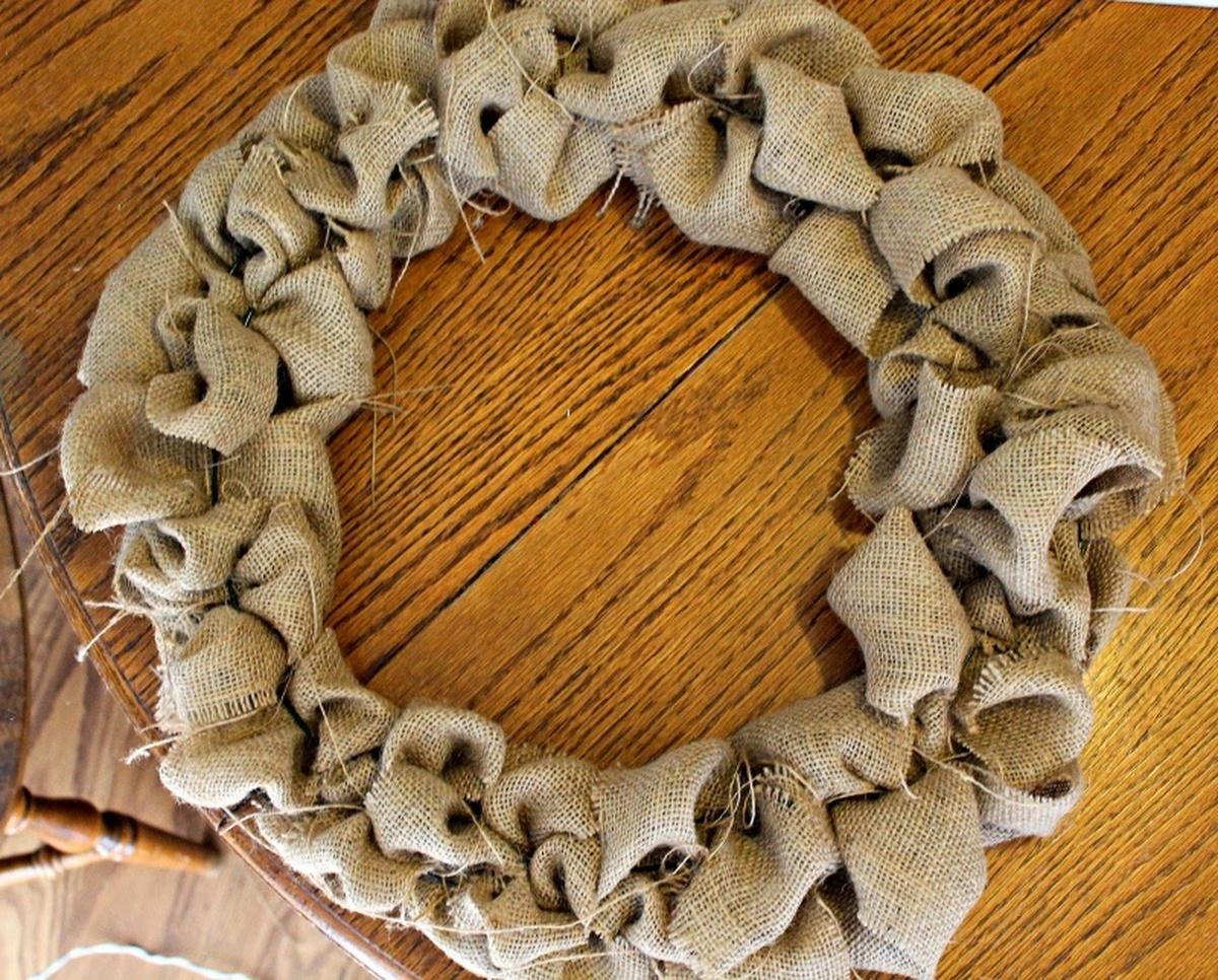 10 Charming DIY Burlap Fall Wreaths for Warm Doorways