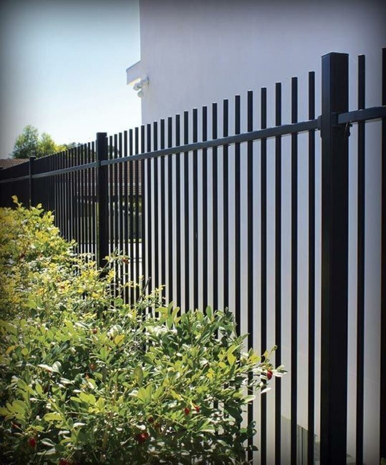 39 Elegant Metal Fence Designs with Pros and Cons